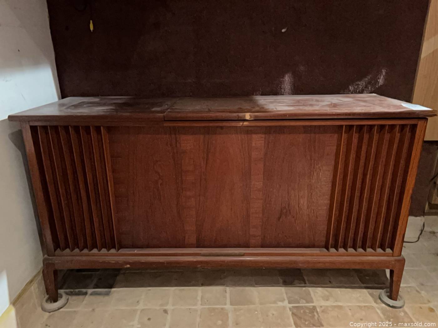 Vintage walnut stereo console cabinet | Maxsold