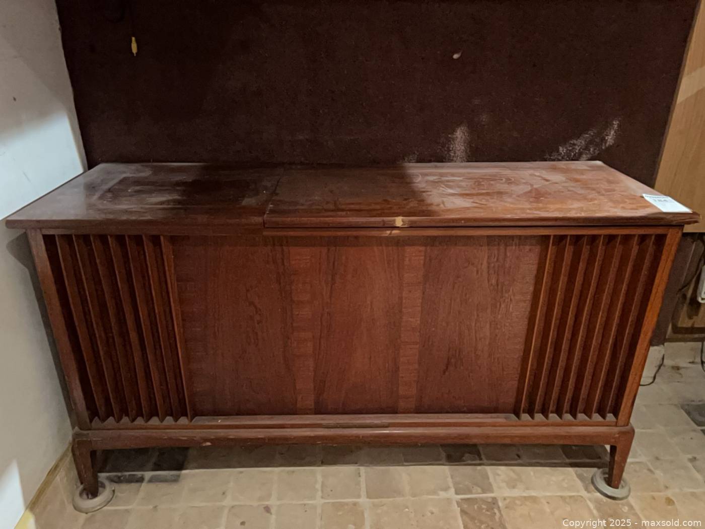 Vintage walnut stereo console cabinet | Maxsold