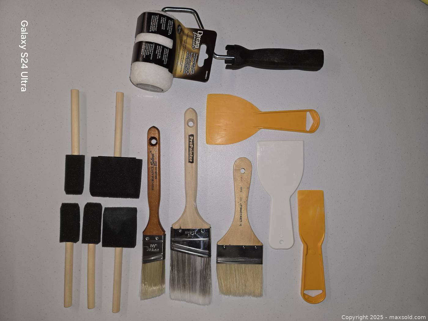 Paint brushes, 4-inch roller kit, putty scrapers | Maxsold