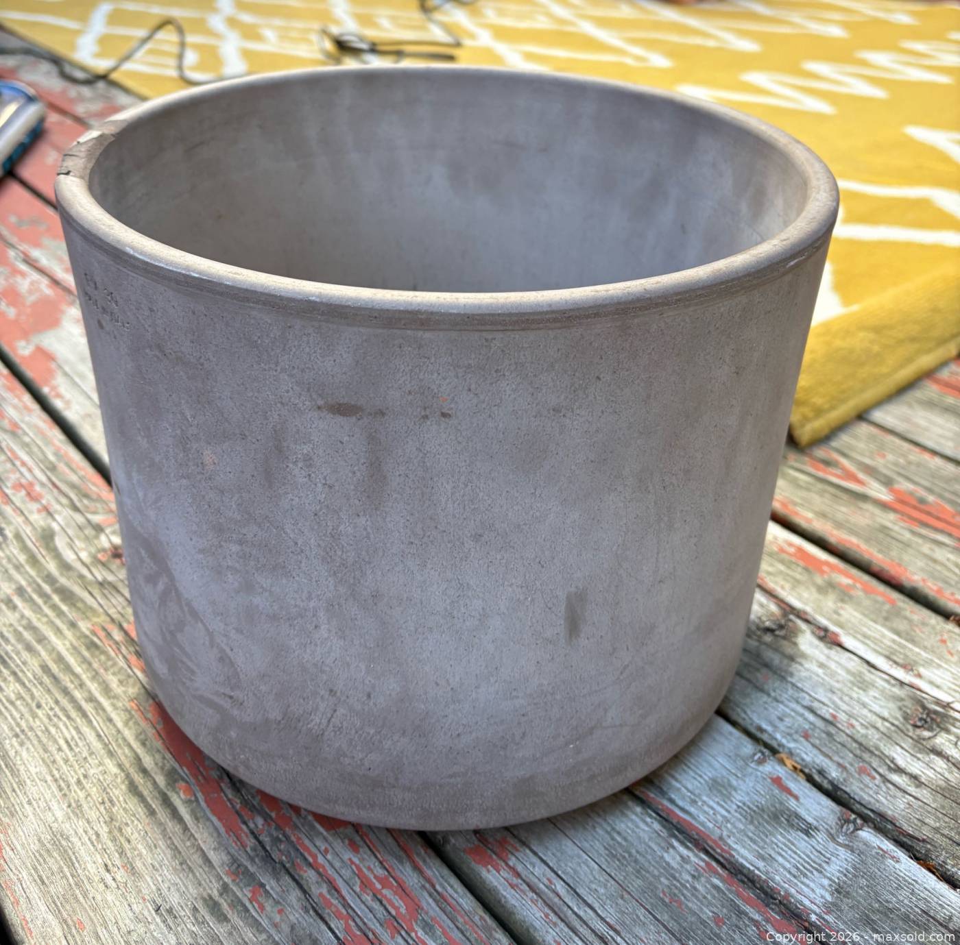 Italian 16L round stone planter | Maxsold