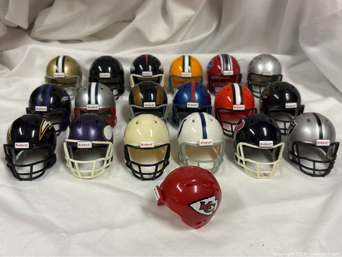 19 Riddell NFL mini helmets | Maxsold