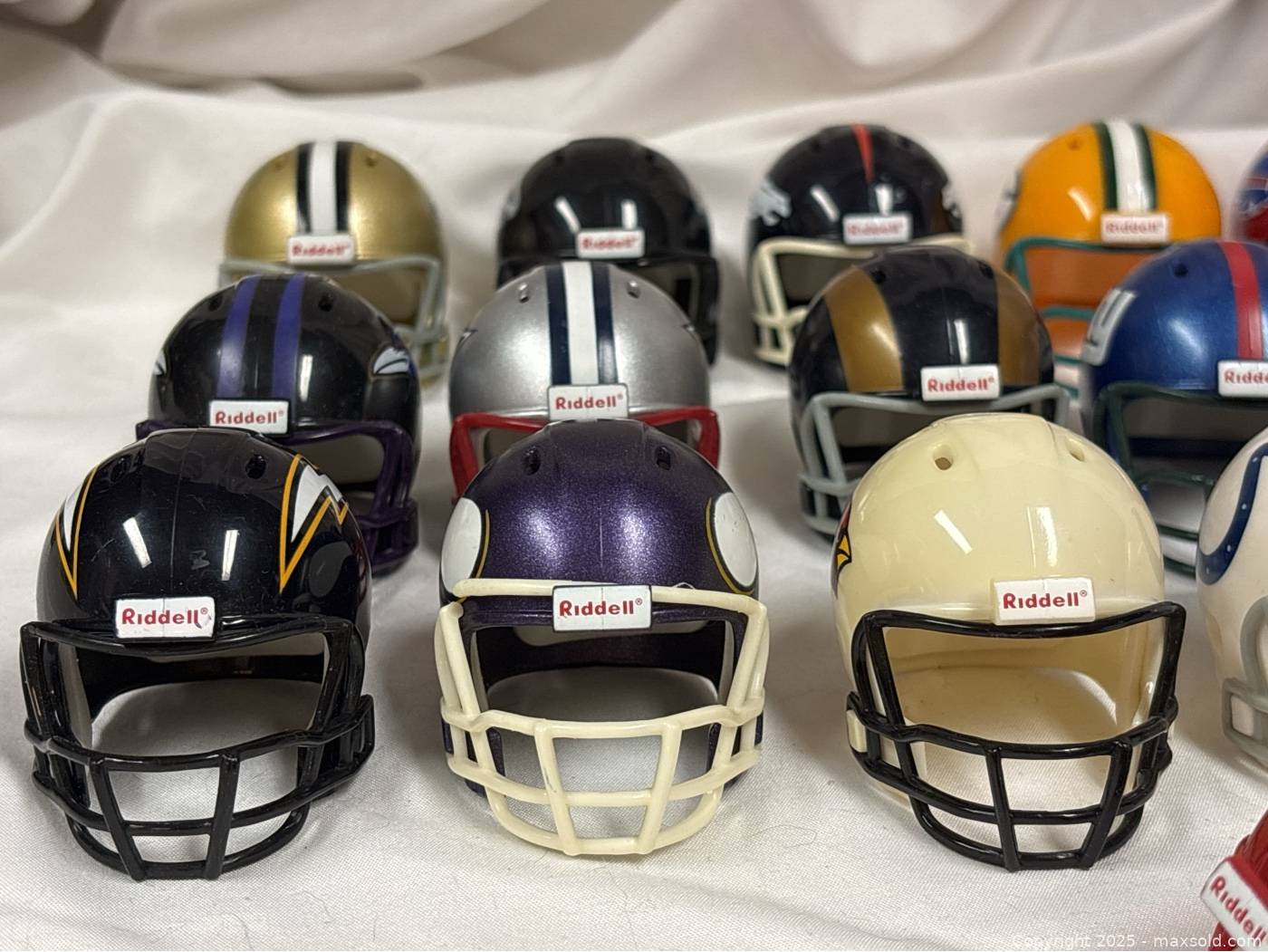 19 Riddell NFL mini helmets | Maxsold