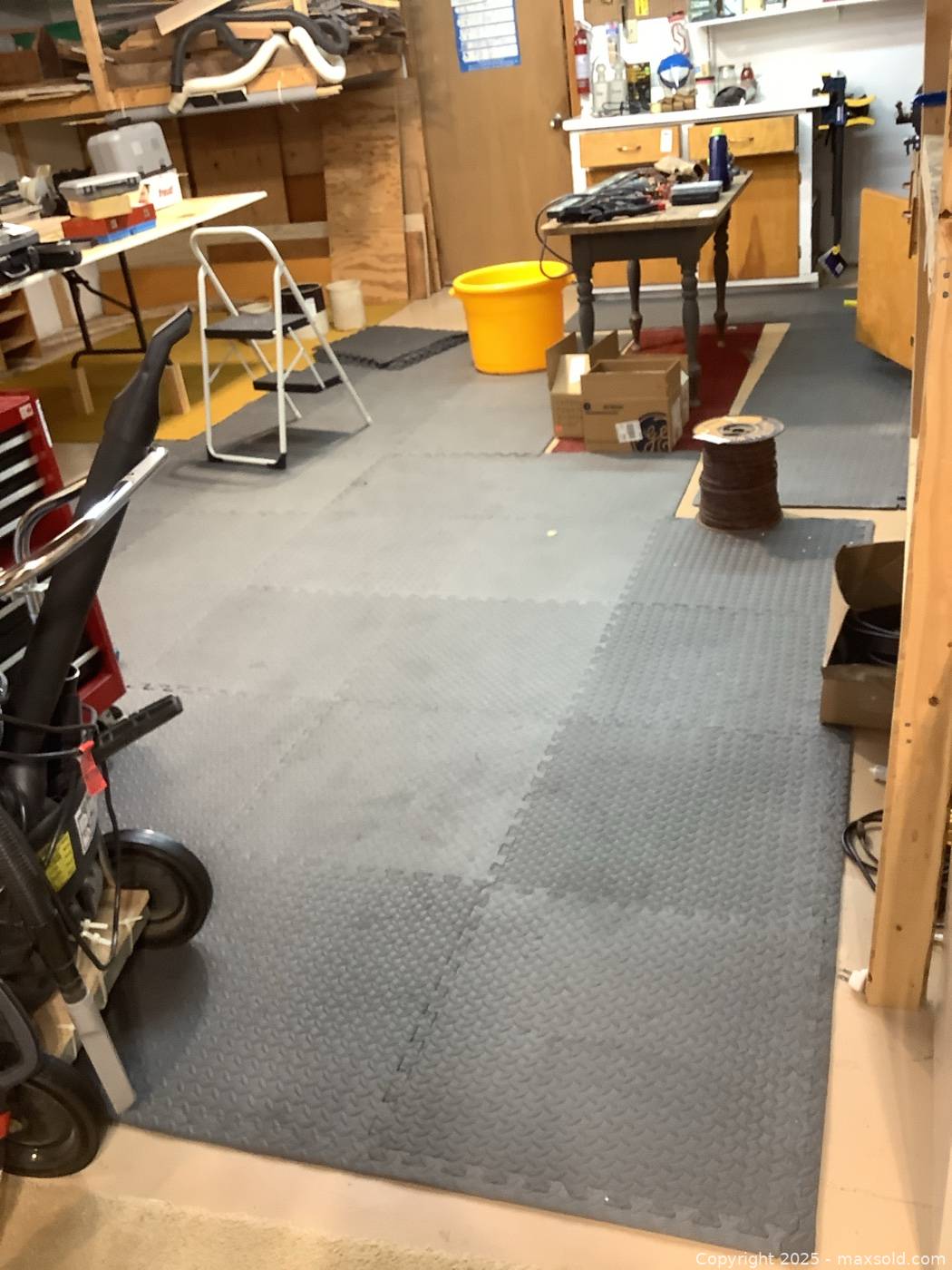 Approx. 40 grey interlocking foam floor tiles | Maxsold