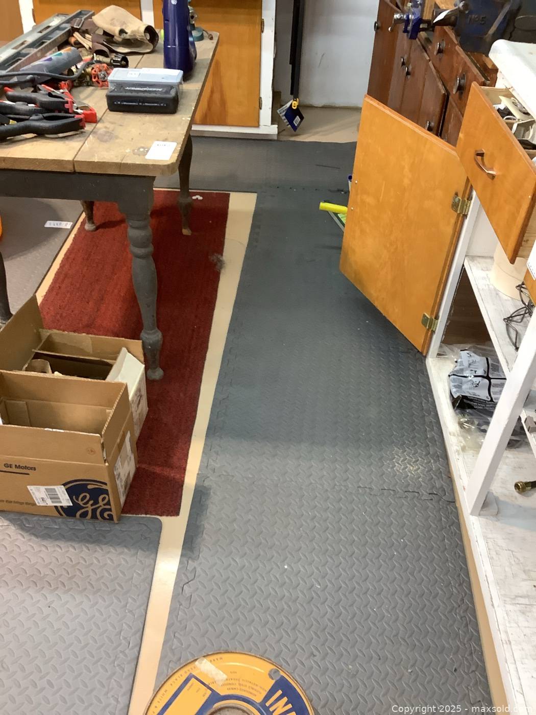 Approx. 40 grey interlocking foam floor tiles | Maxsold