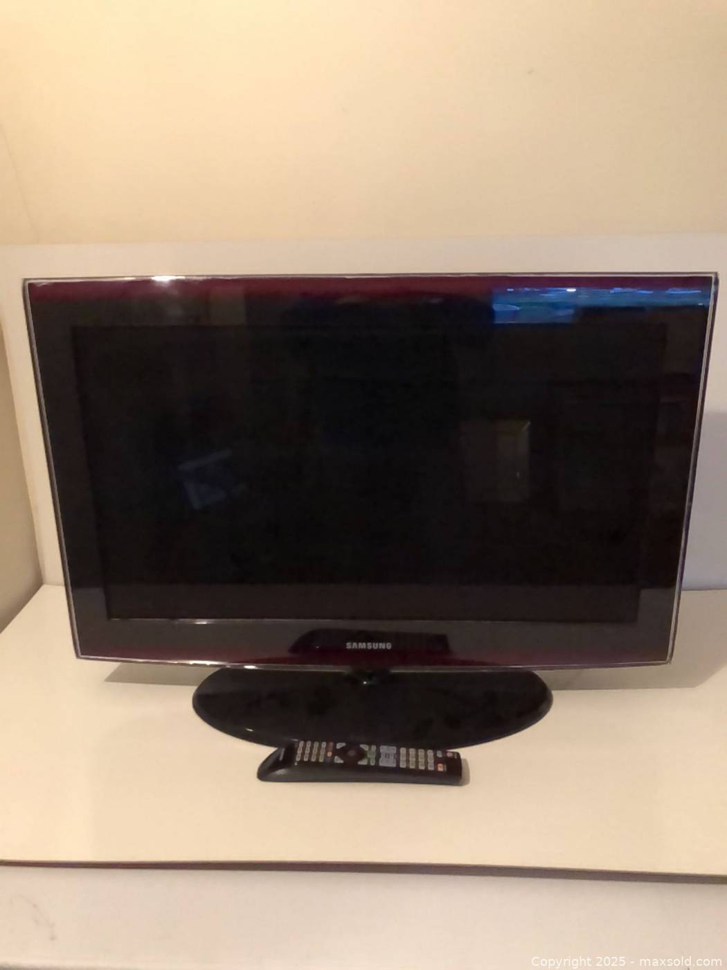 30" Samsung flat-panel TV with remote | Maxsold