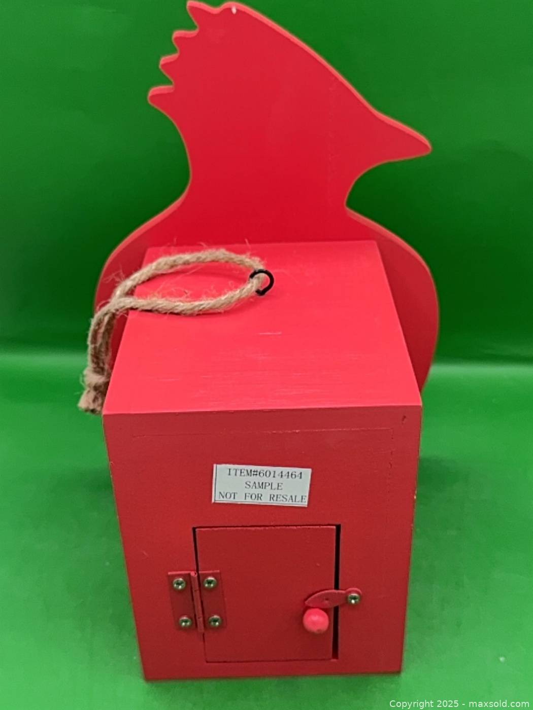 Allen cardinal song birdhouse clean-out | Maxsold