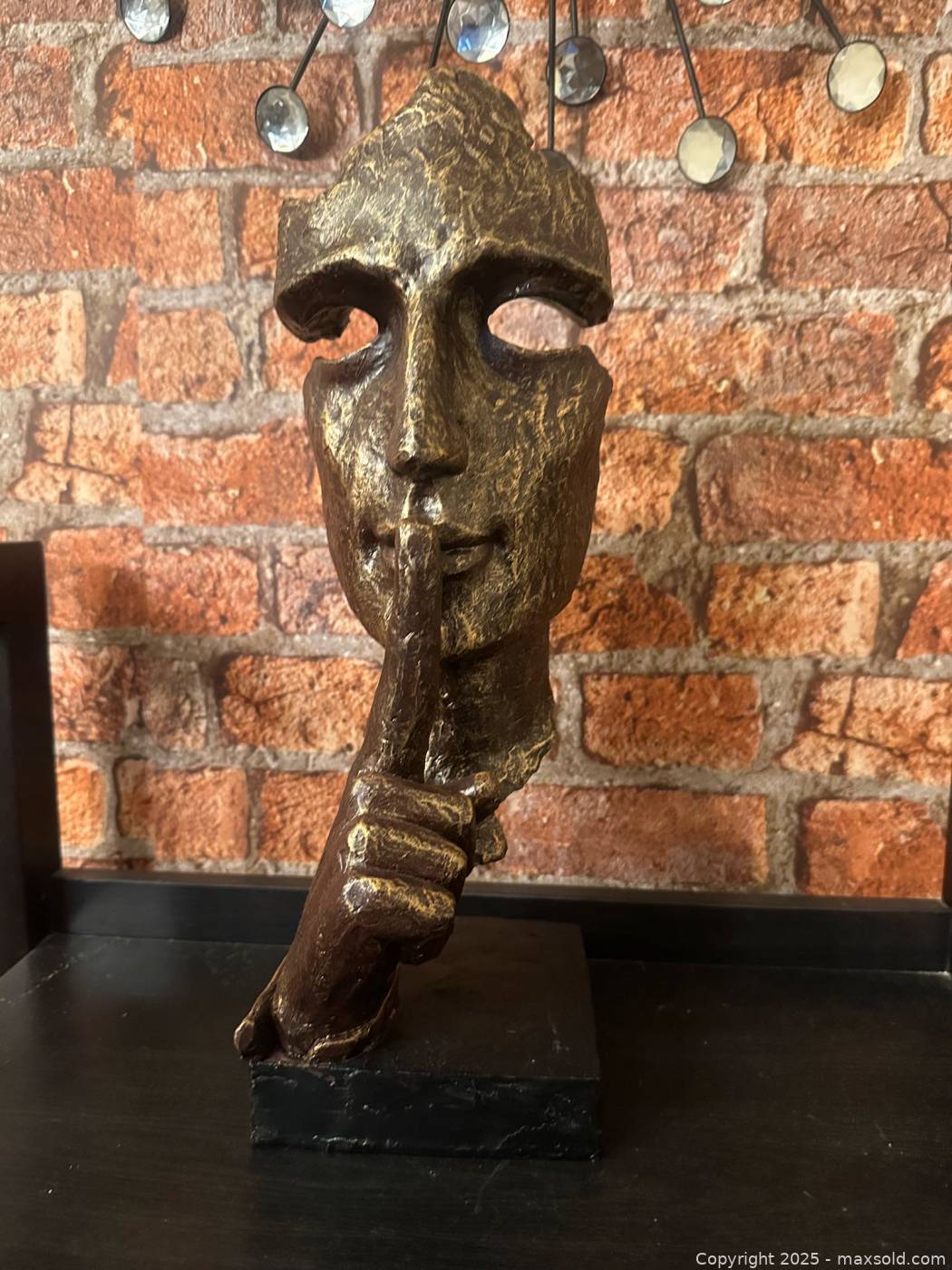 Abstract silence face sculpture | Maxsold
