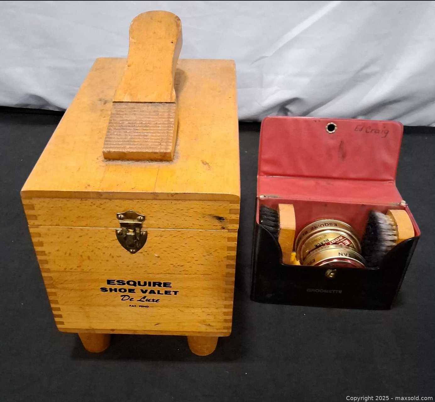 Esquire De Luxe wood shoe shine valet with accessories | Maxsold