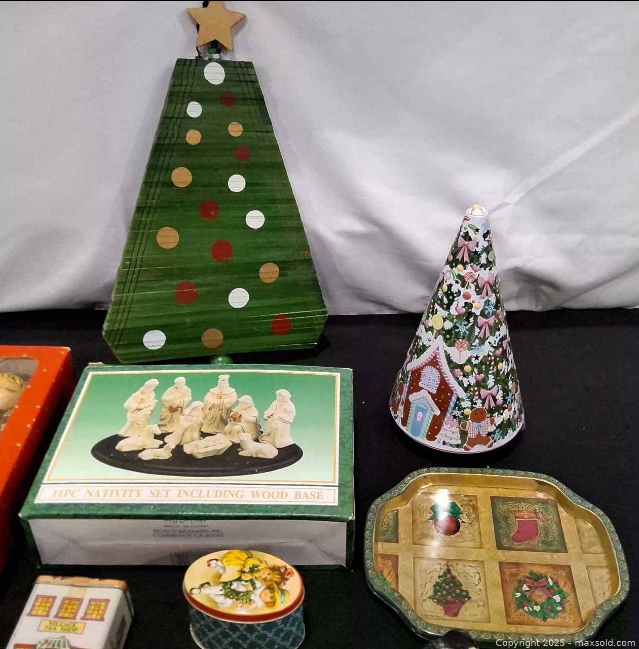 Assorted Christmas Decorations, 11 Pieces | Maxsold
