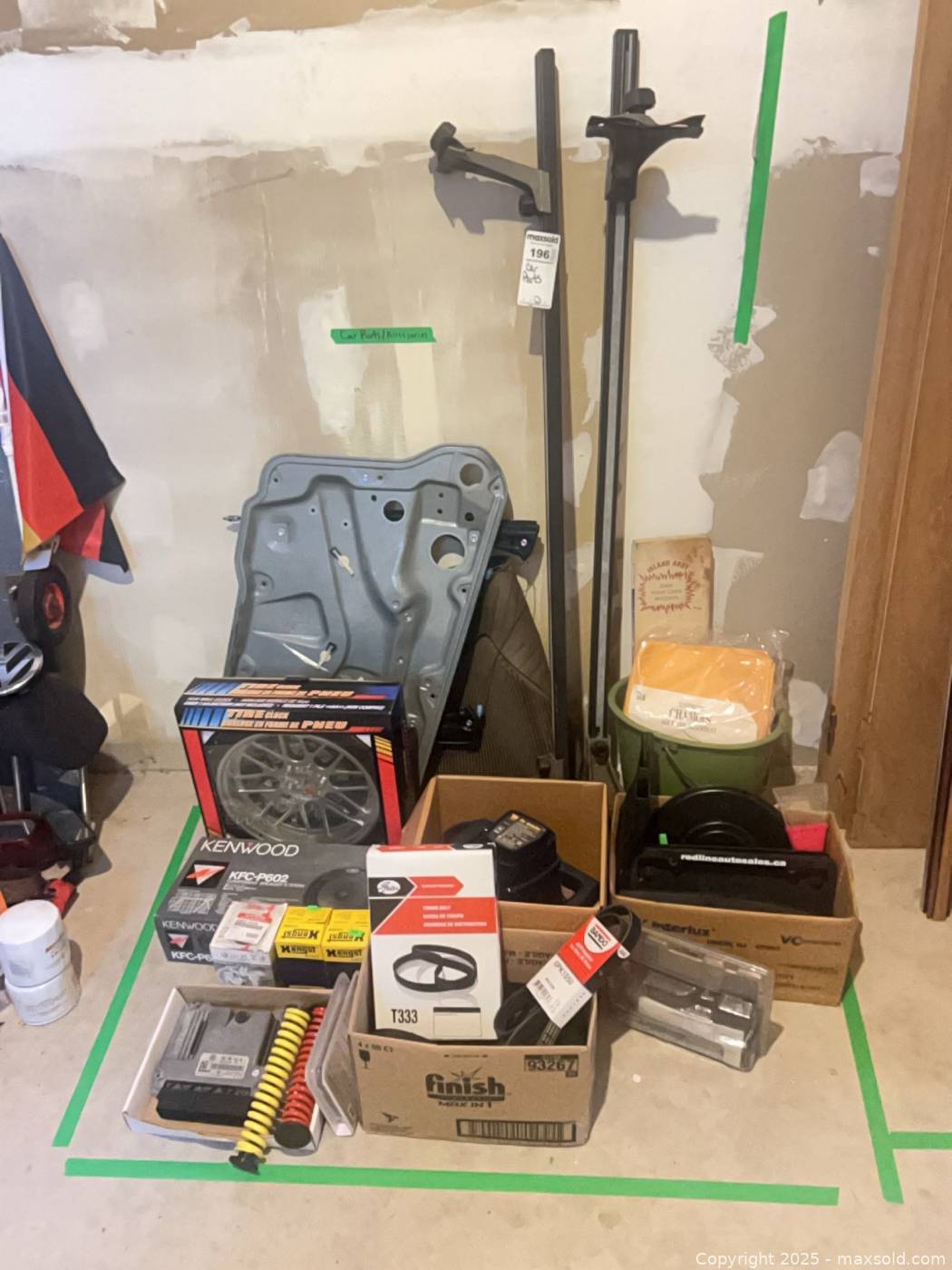 Assorted car parts and accessories | Maxsold