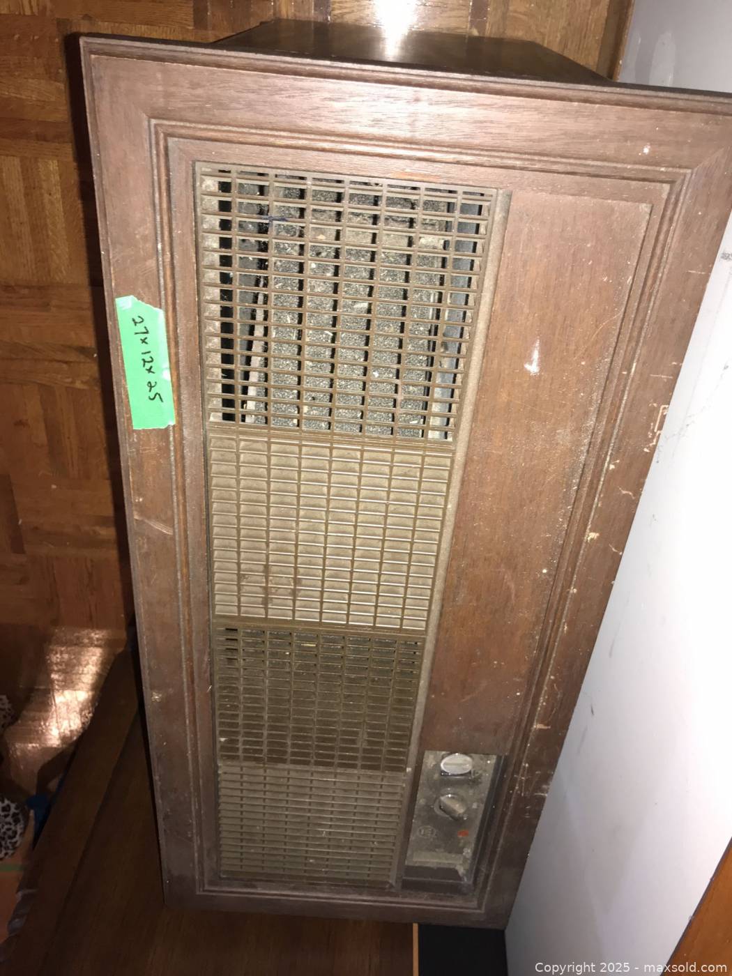 Vintage wood-look console humidifier | Maxsold