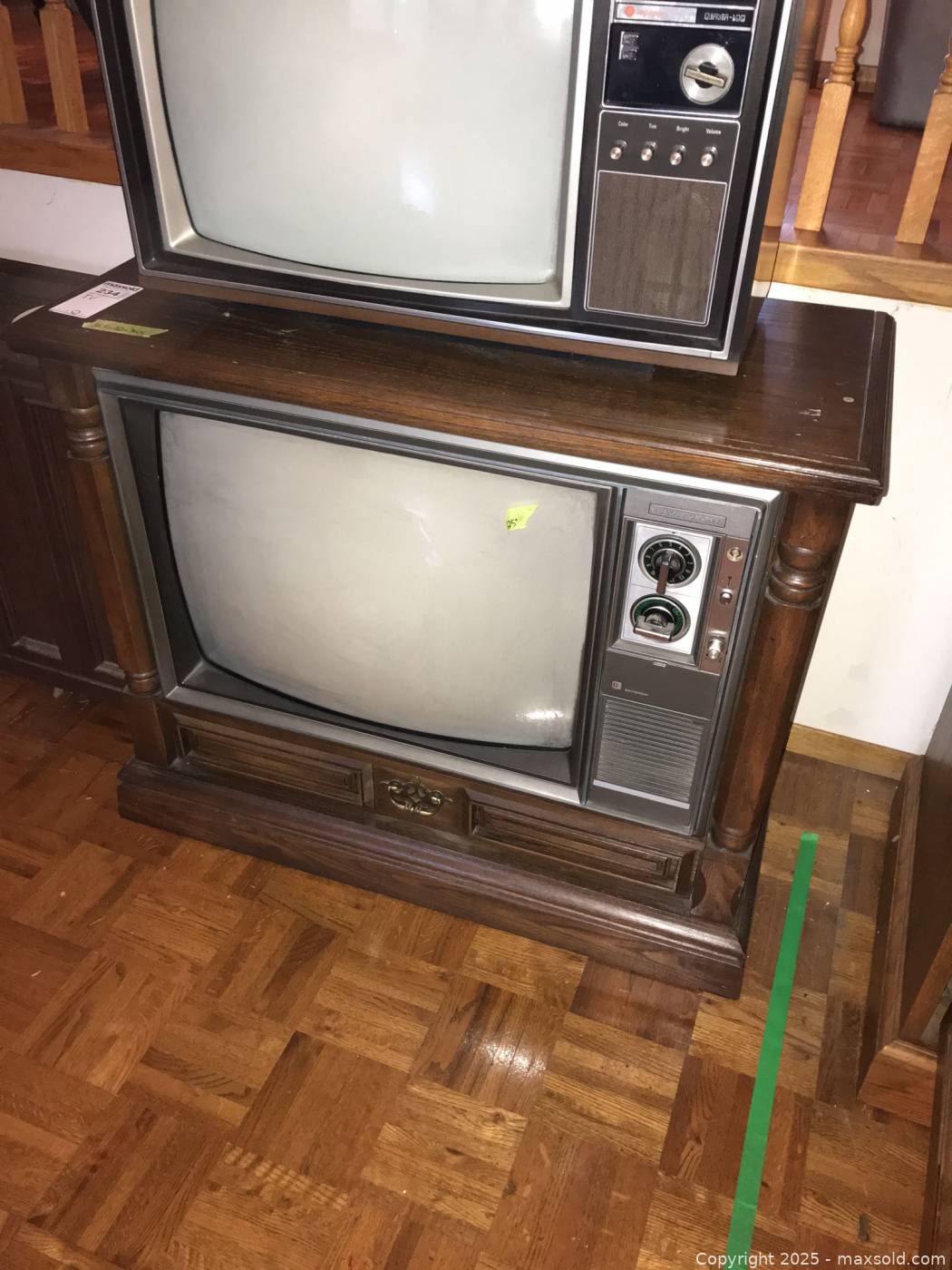 Vintage Wood Console CRT Television | Maxsold