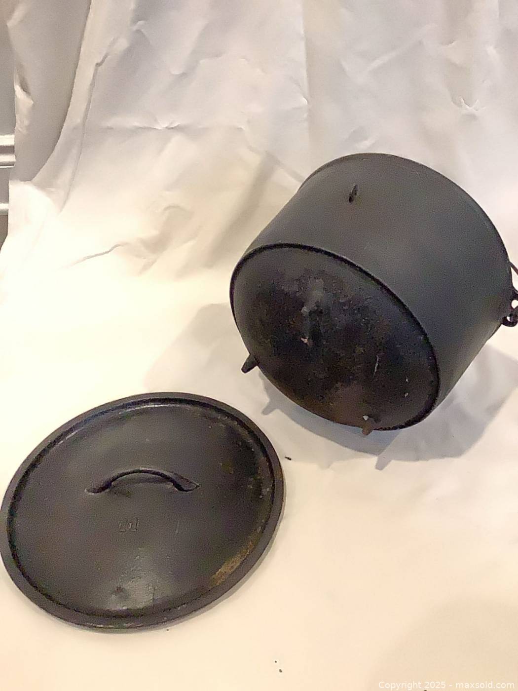 Cast iron three-leg pot with lid | Maxsold