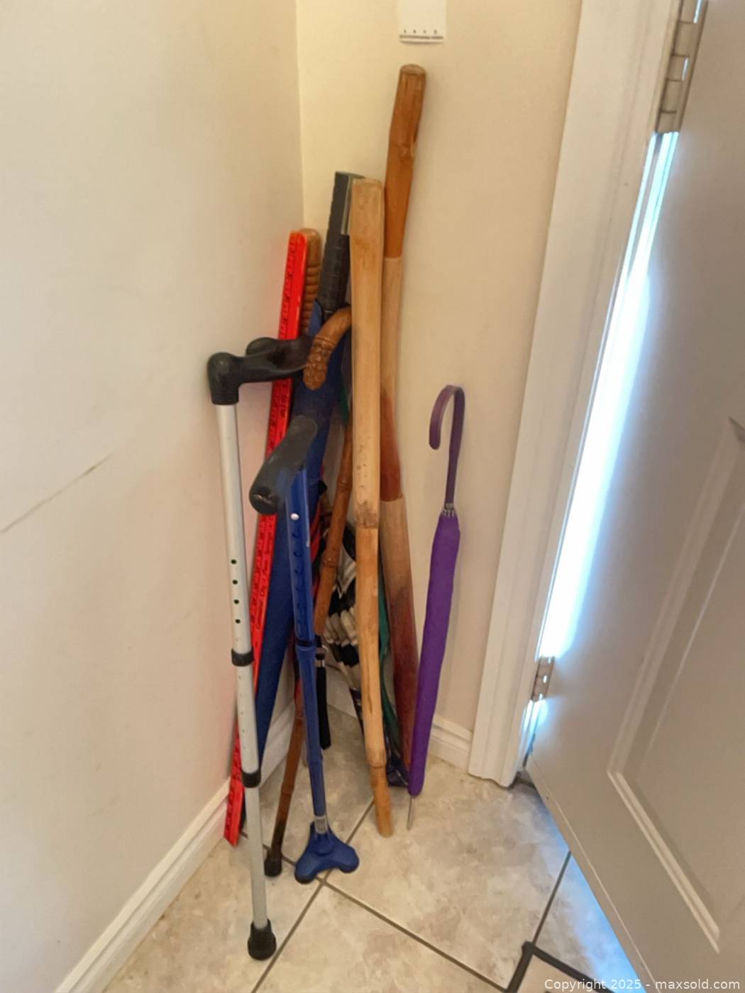Canes, walking sticks, yardstick and umbrellas | Maxsold