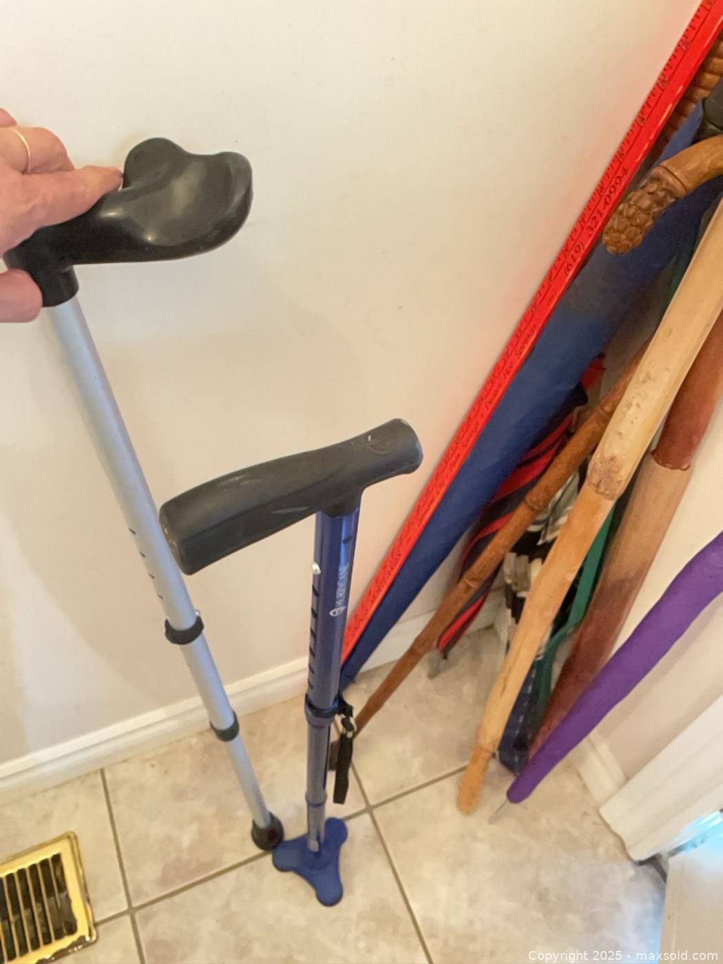 Canes, walking sticks, yardstick and umbrellas | Maxsold
