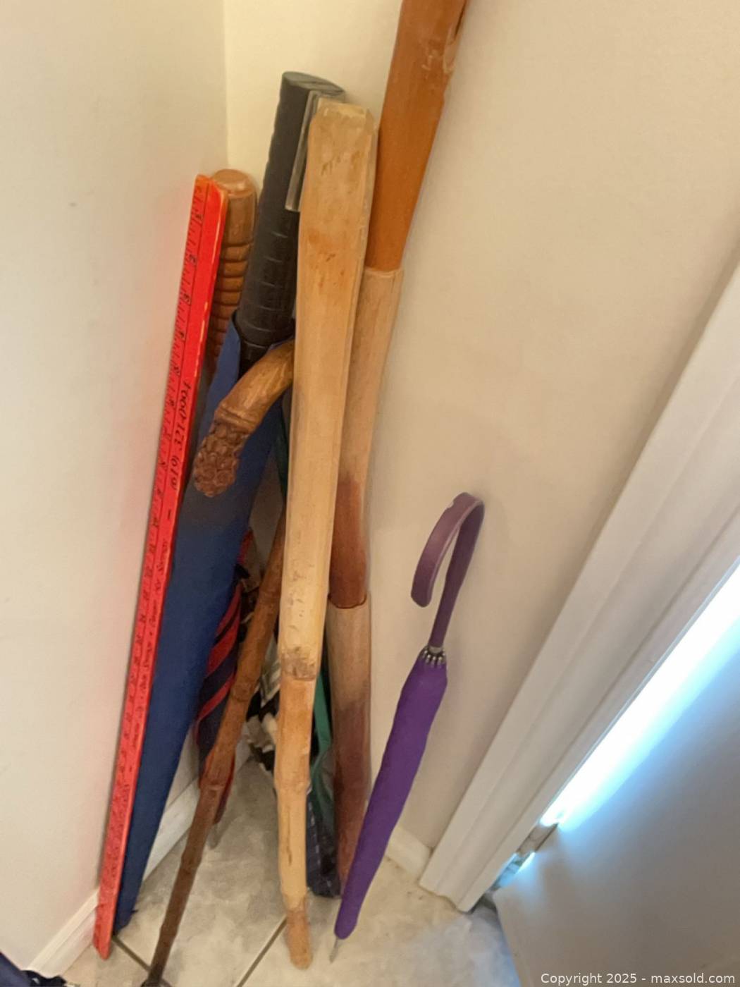 Canes, walking sticks, yardstick and umbrellas | Maxsold