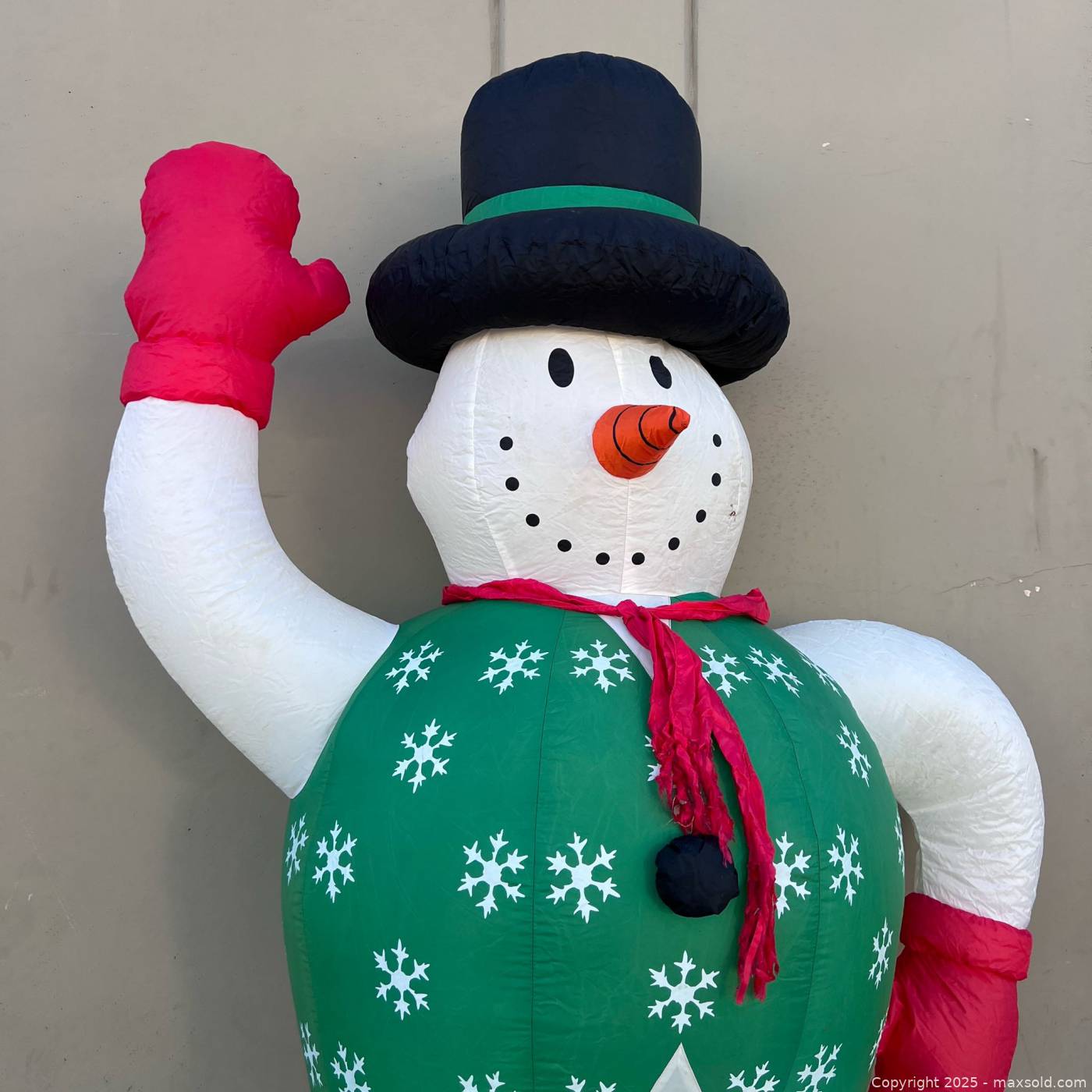 8ft inflatable waving snowman | Maxsold
