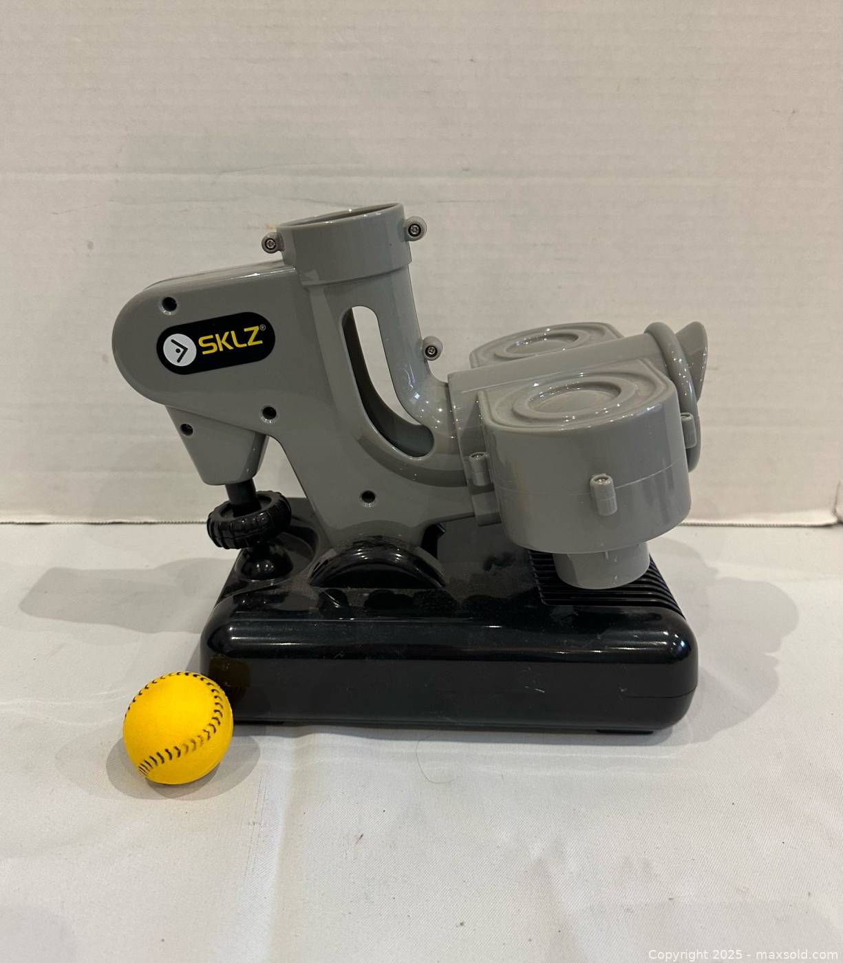 SKLZ Lighting Bolt Pro Automatic Pitching Machine | Maxsold