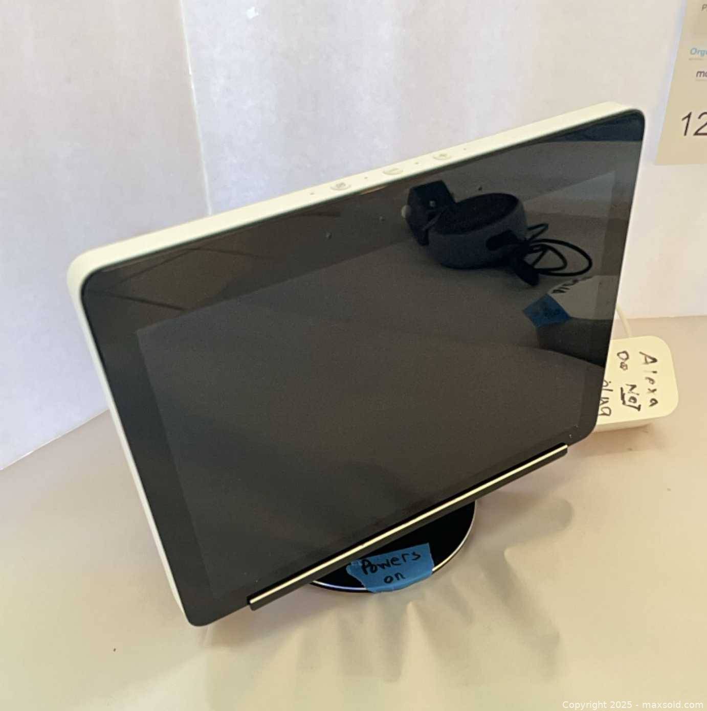 Echo Show smart display with stand and two Echo Dots | Maxsold