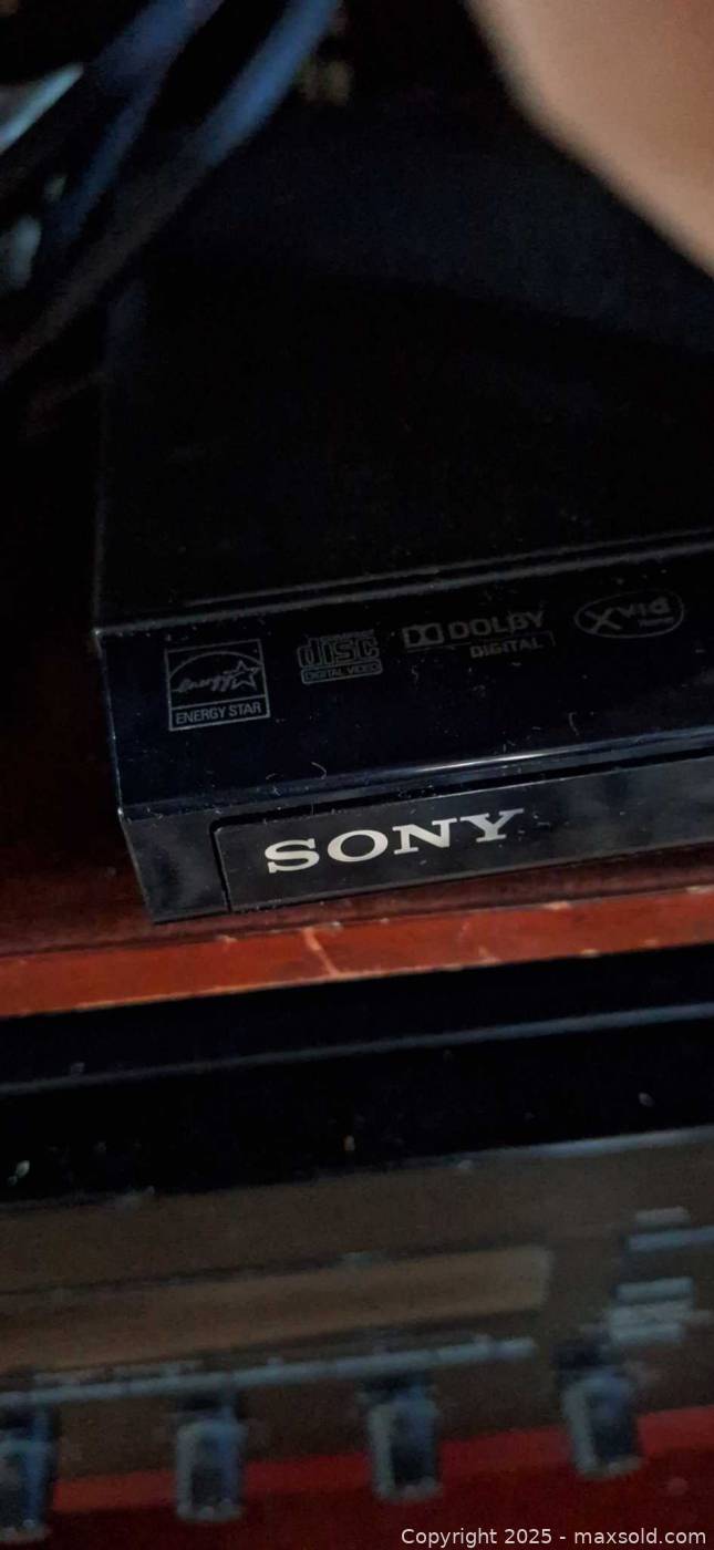 Yamaha RX-596 stereo receiver and Sony DVP-SR310P CD/DVD player | Maxsold