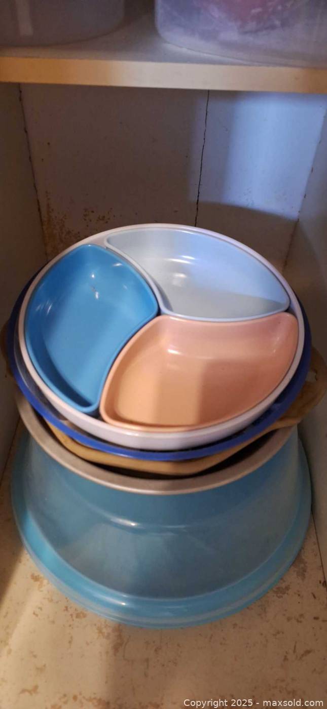 Food storage containers, bowls, hand mixer, cleaver | Maxsold
