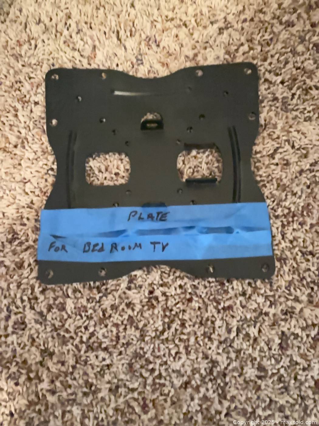 Black metal TV wall mount plate | Maxsold