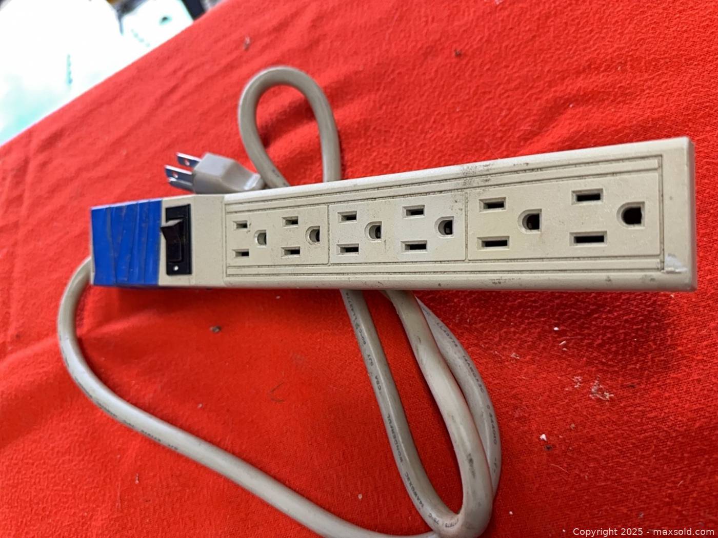 Chicago Electric timer and two 6-outlet power strips | Maxsold