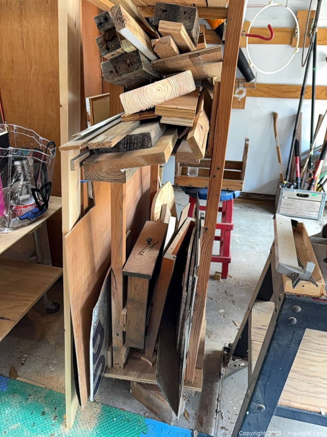 Mixed scrap lumber and wooden offcuts | Maxsold