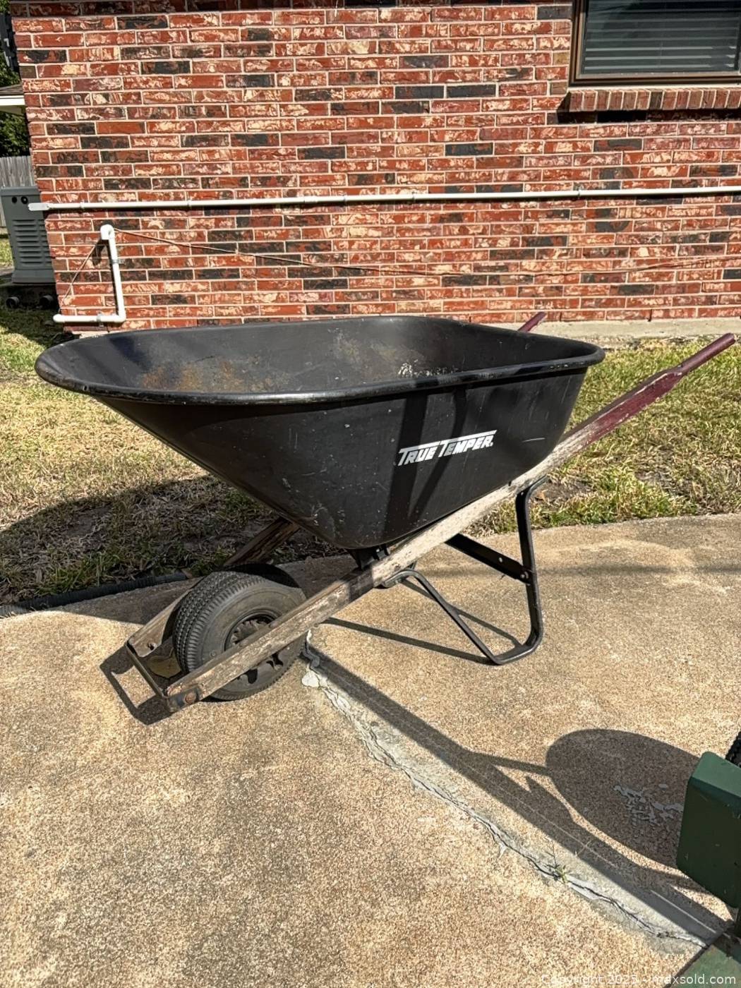 True Temper 6 cu ft poly wheelbarrow | Maxsold