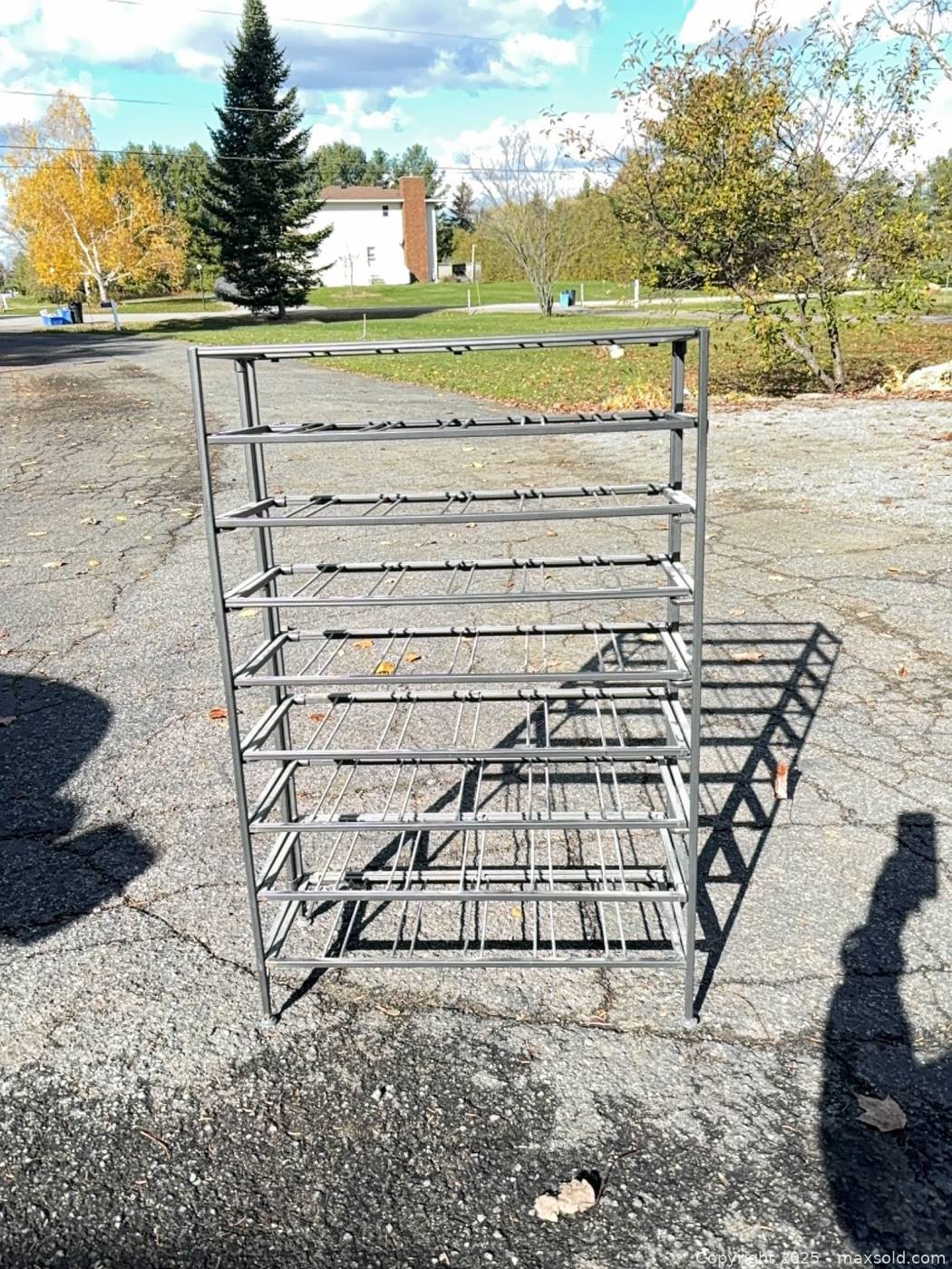 Metal frame shelf unit 35x23.5x10 in | Maxsold