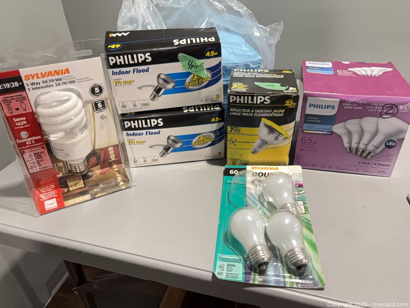Mixed household supplies and light bulbs | Maxsold