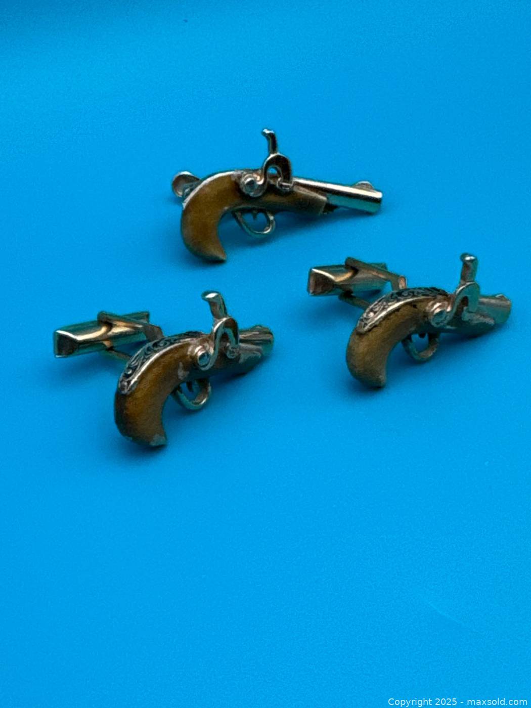 Swank gold-tone flintlock pistol cufflinks and tie clip | Maxsold