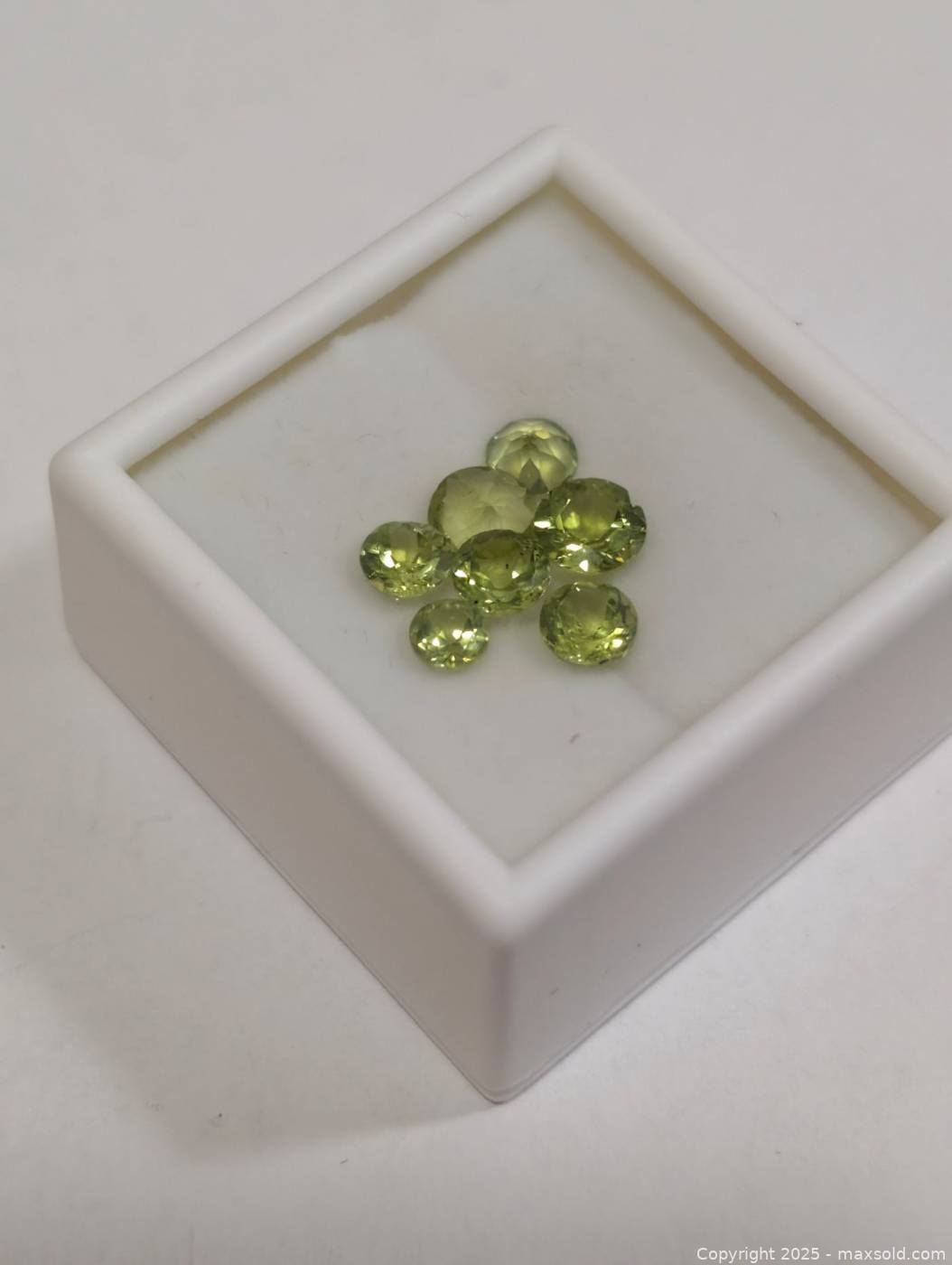 Seven loose genuine peridot gemstones 4ct | Maxsold