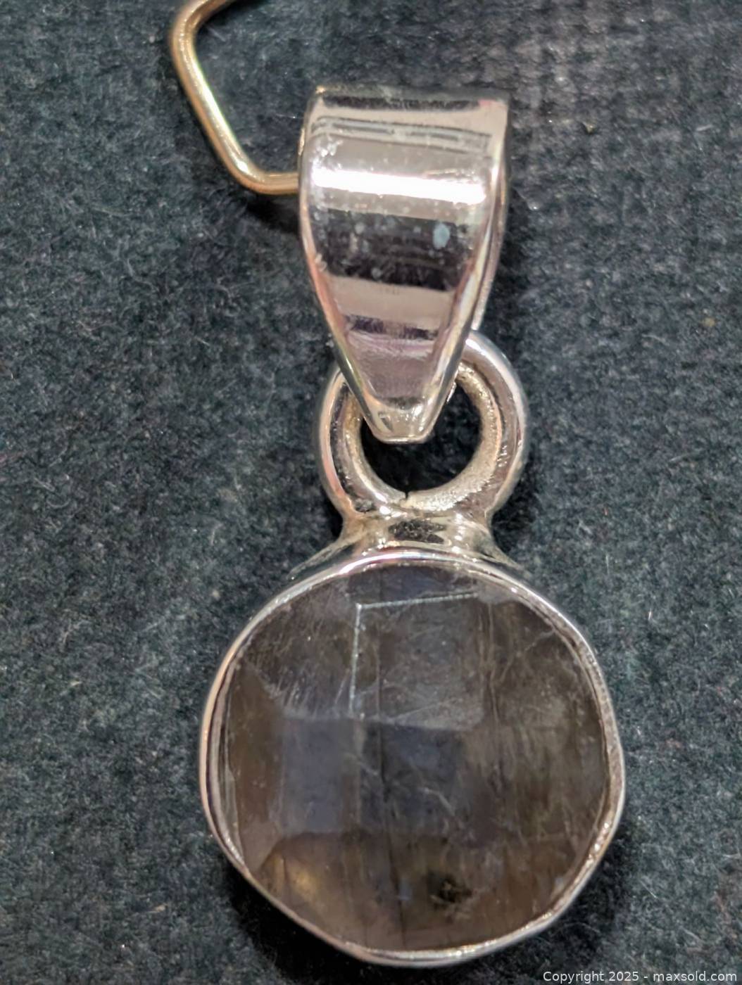 Silver Labradorite Pendant 2.19g | Maxsold
