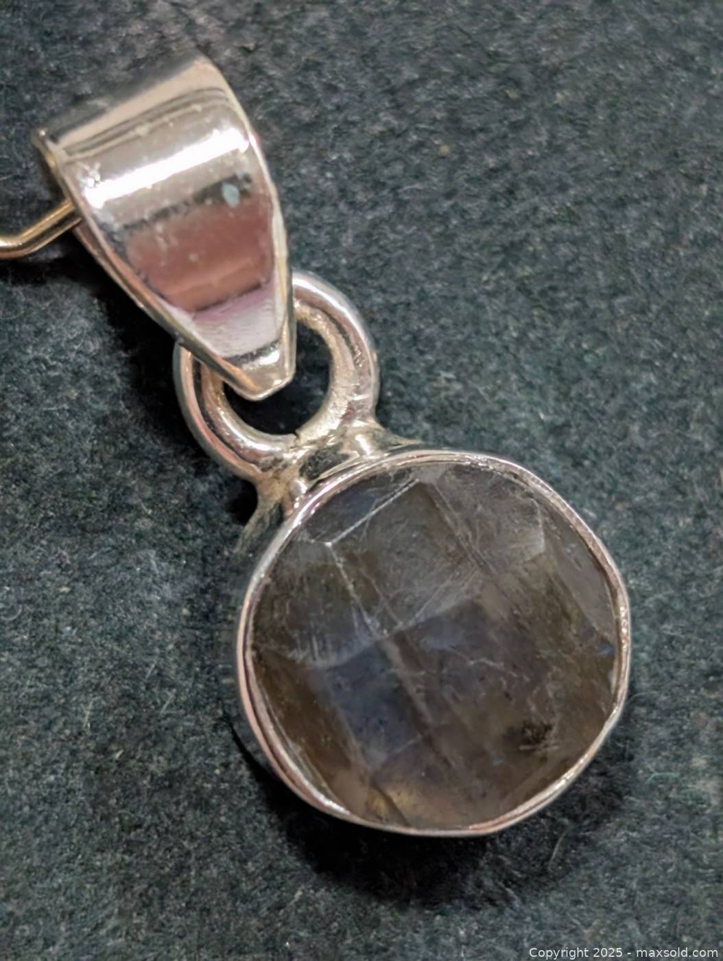Silver Labradorite Pendant 2.19g | Maxsold