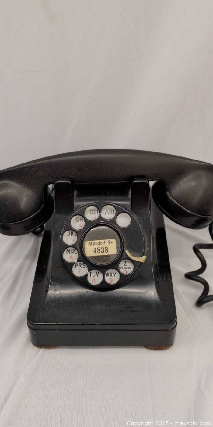 Black rotary phone and two VTech cordless handsets | Maxsold