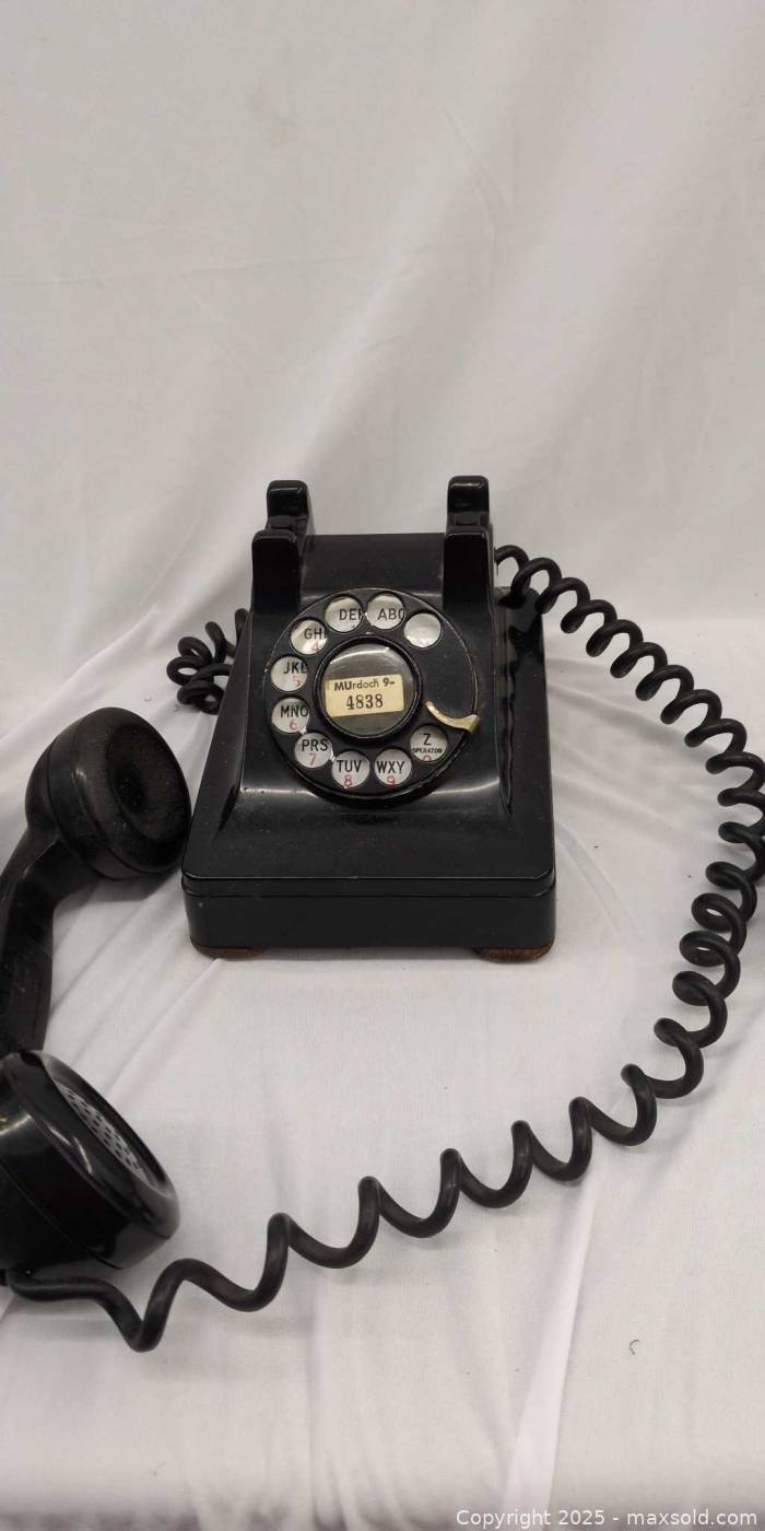 Black rotary phone and two VTech cordless handsets | Maxsold