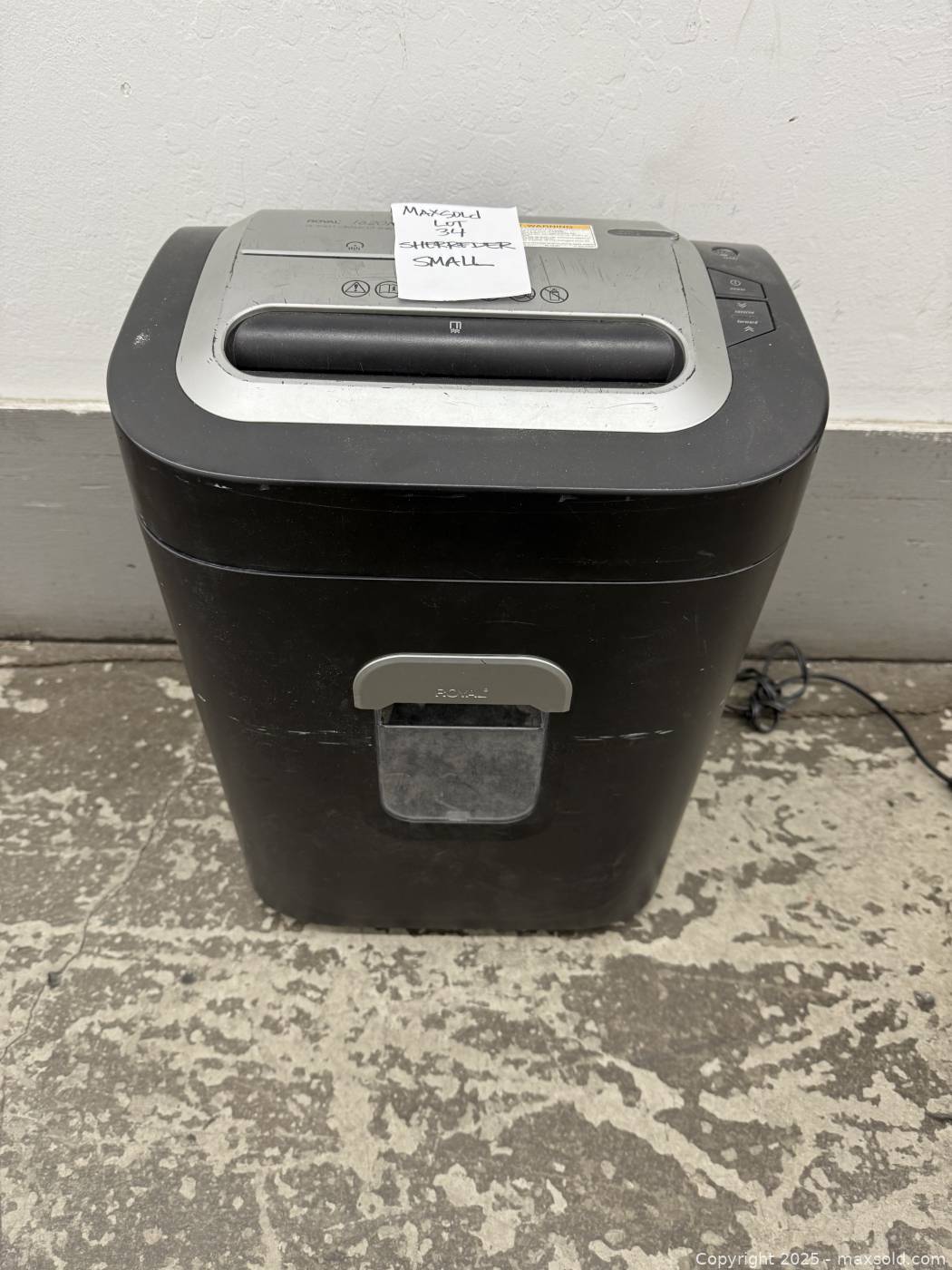 Royal 1620MX 16-sheet crosscut paper shredder | Maxsold