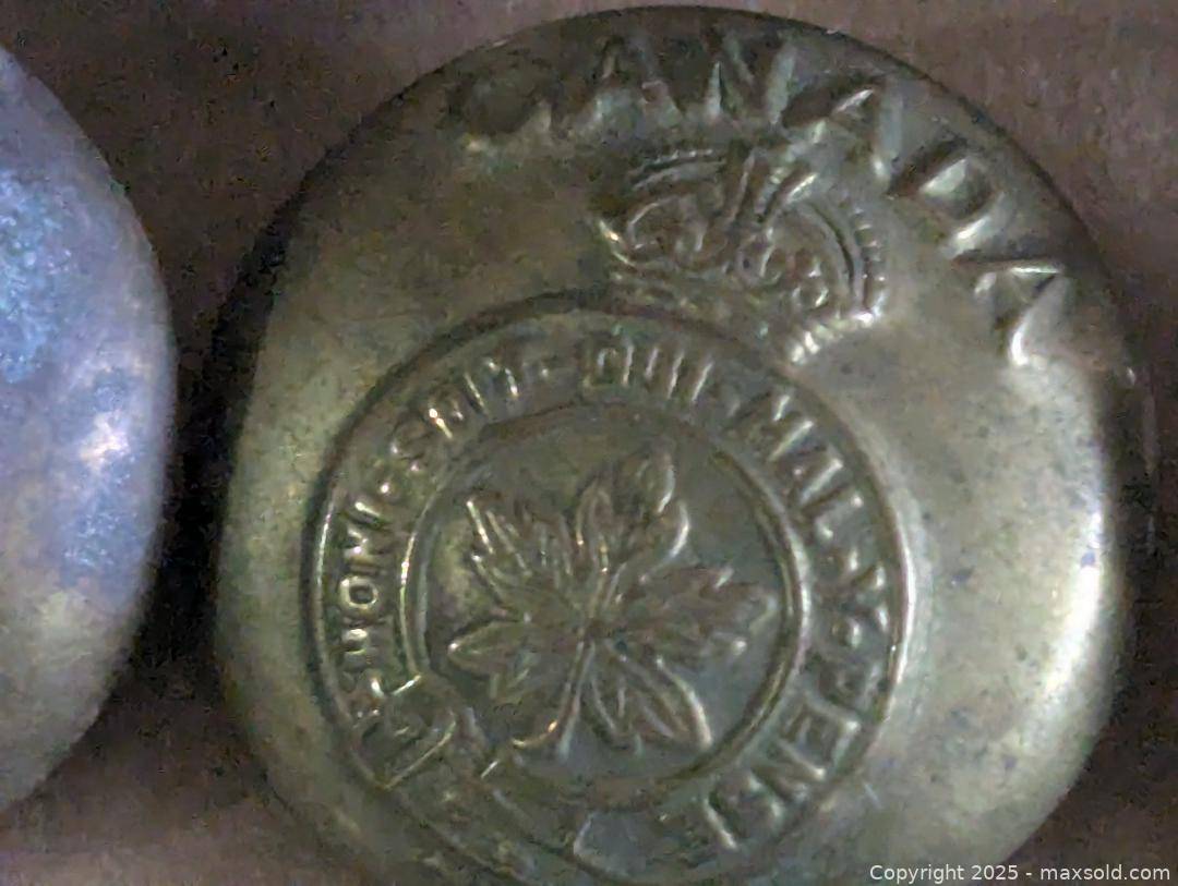 19 WW2 Canadian Army brass uniform buttons | Maxsold