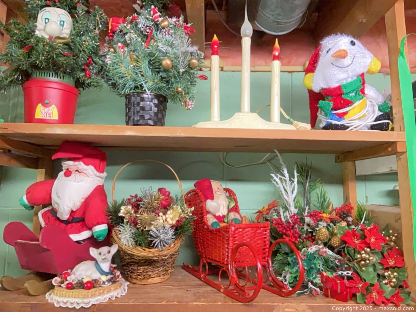 Assorted Christmas decorations lot | Maxsold