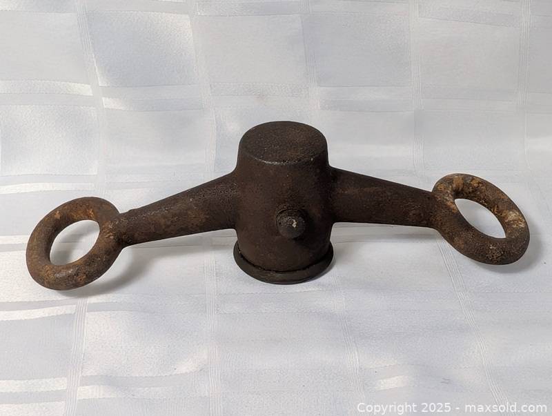 cast iron two-ring handle tool | Maxsold