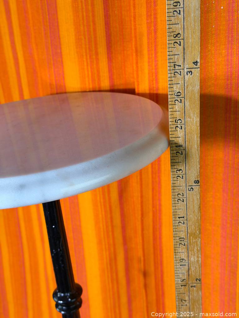 Round marble pedestal side table | Maxsold