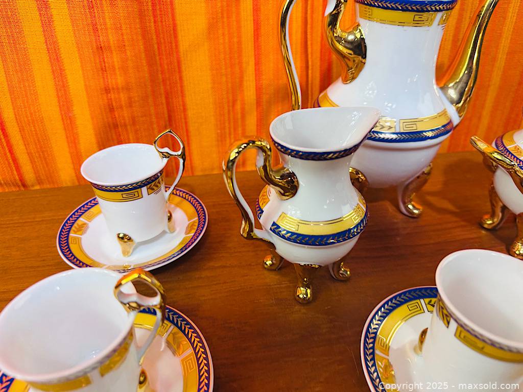 Yau Shing Laurel Shield porcelain coffee service | Maxsold
