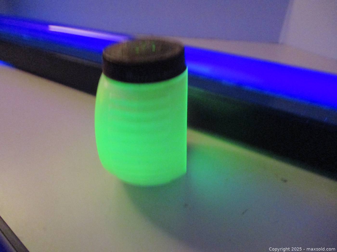 Uranium glass flour shaker jar | Maxsold