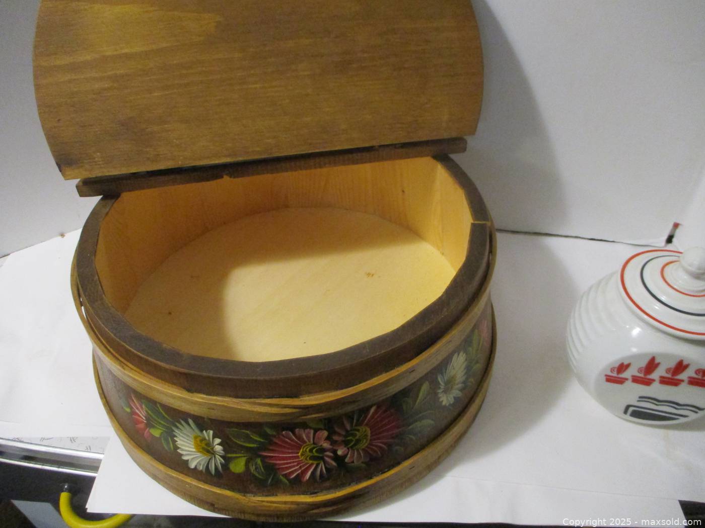 Tole painted wooden Shaker style box | Maxsold