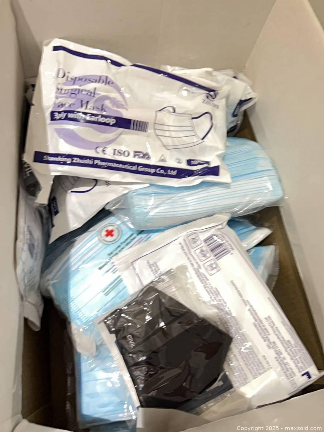 Box of assorted disposable face masks | Maxsold