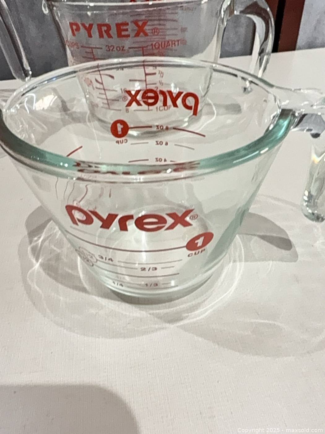 Pyrex glass measuring cups 4 sizes with lid | Maxsold
