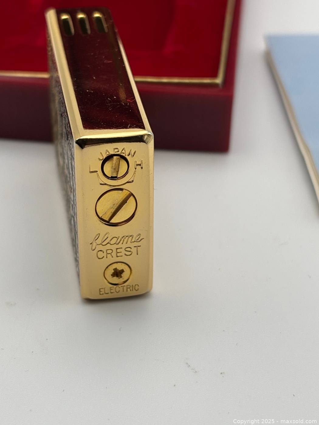 Flame Crest gold-tone butane table lighter with box | Maxsold
