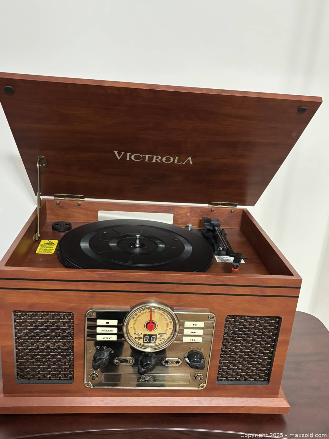 Victrola all-in-one stereo turntable CD FM | Maxsold
