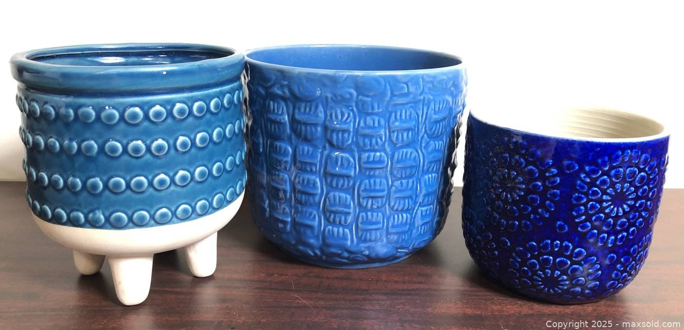 Three blue ceramic flower pots | Maxsold